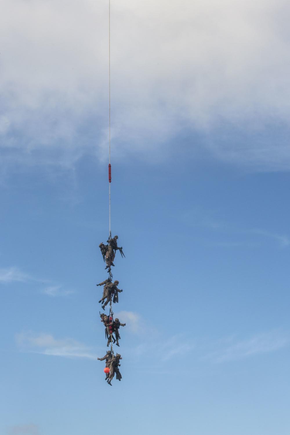 3rd MAW helo pulls Recon Marines out of water during wet SPIE rigging ...